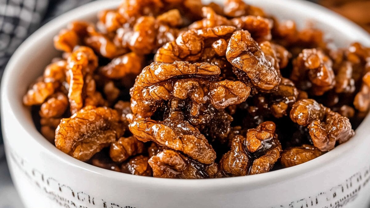 Gekarameliseerde walnoten recept | eetse