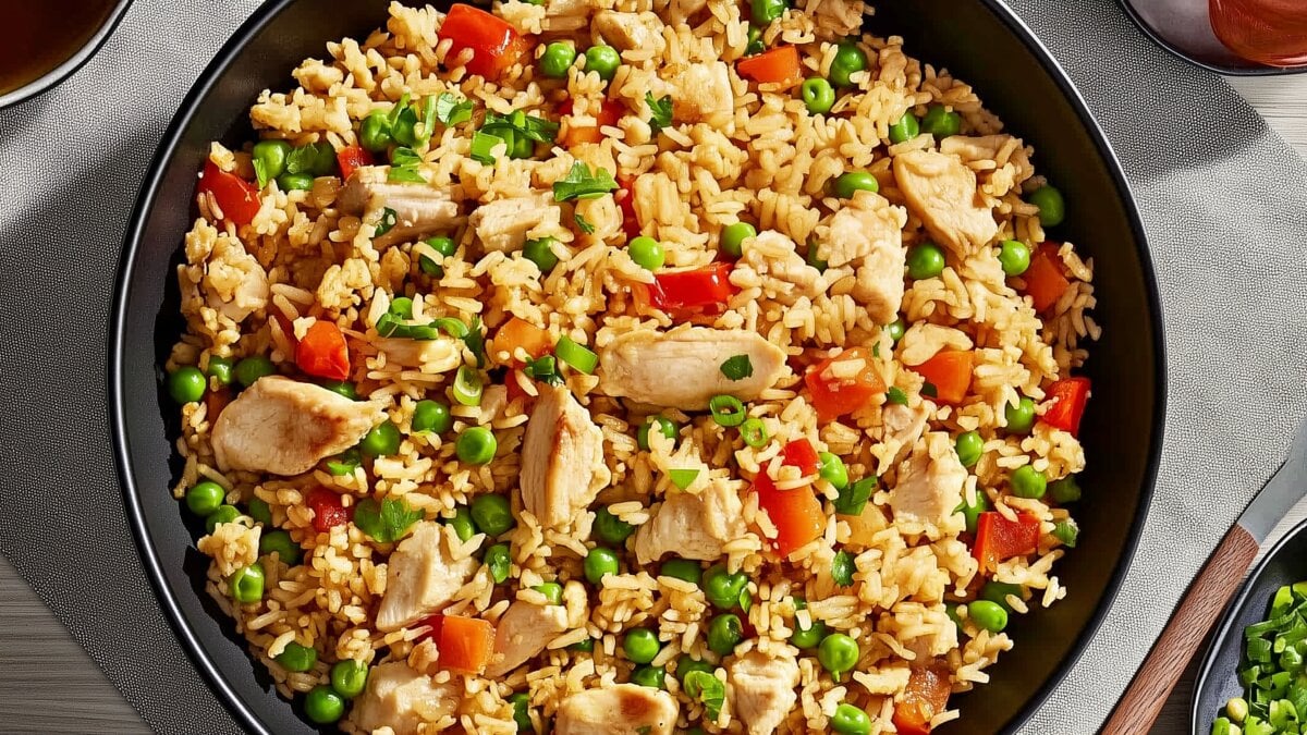 Kip met gebakken rijst en groente recept | eetse