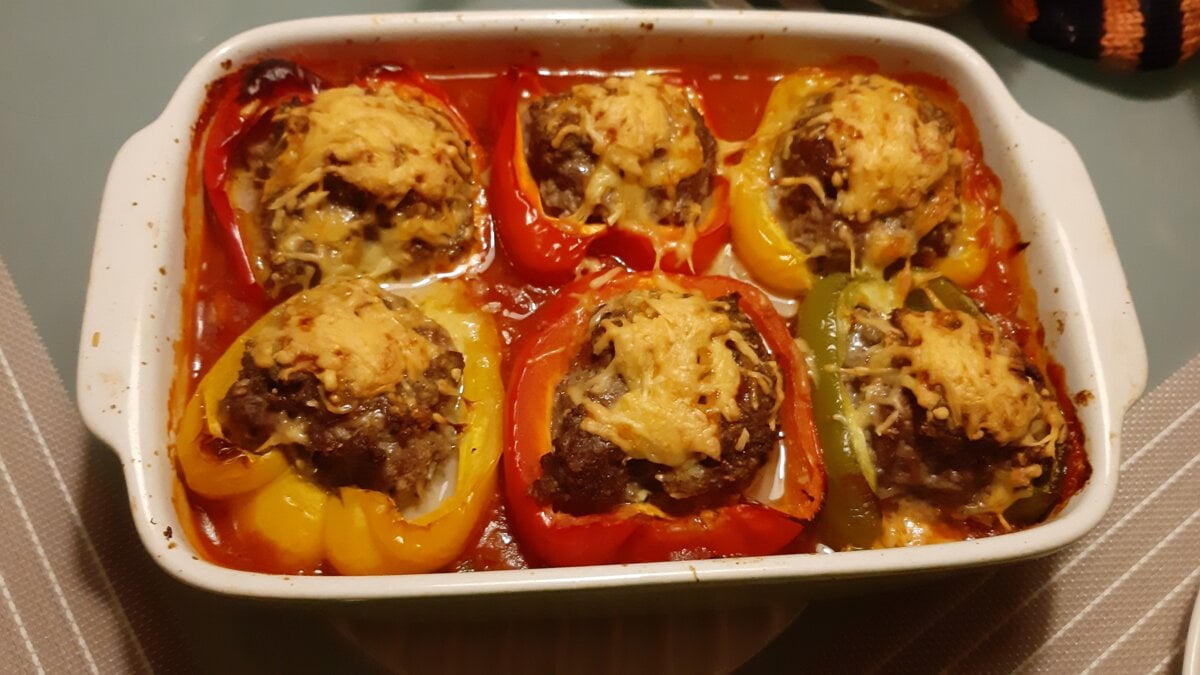 Paprika's gevuld met gehakt, pesto en pijnboompitten uit de oven recept ...
