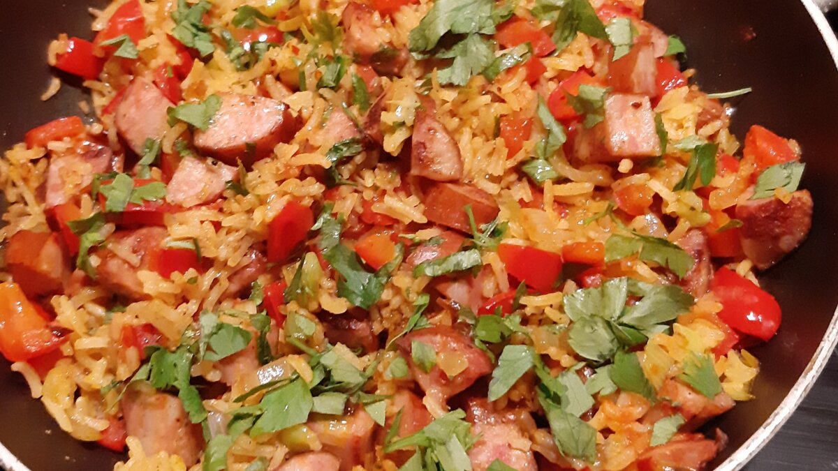 Aziatische rijst met knapperig gebakken stukjes rookworst, paprika en ...