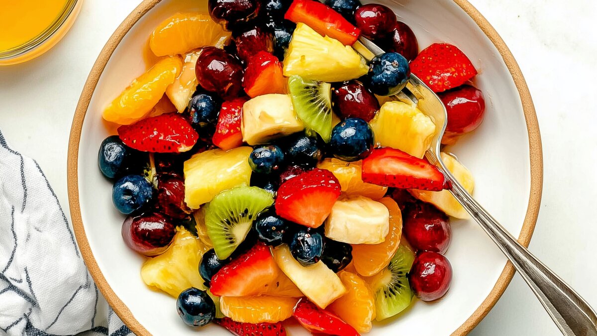 Zomerse Fruitsalade met Gember-Limoen Dressing recept | eetse