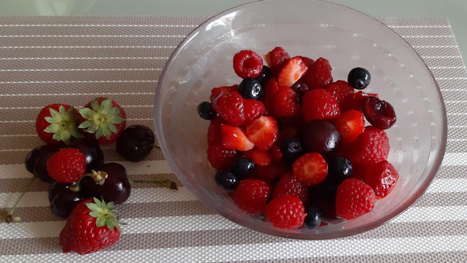 Zomerse rood fruitsalade met vlierbessensiroop recept | eetse