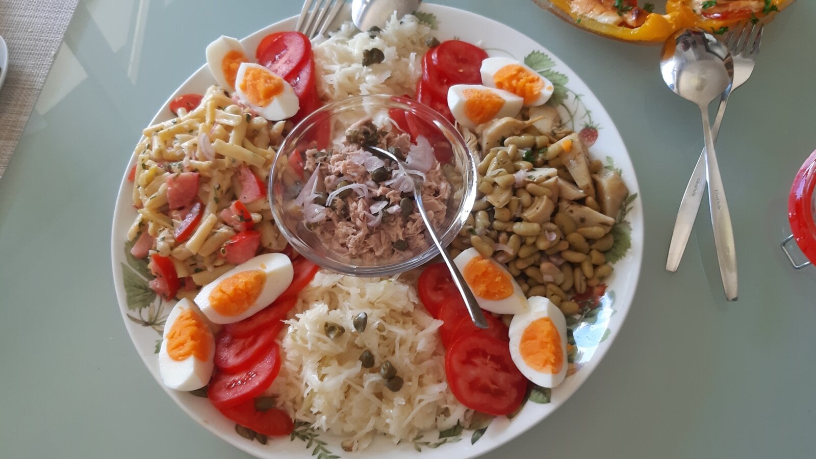 Gemengde lunchsalade met tonijn, witte kool-salade, boterbonen en ...