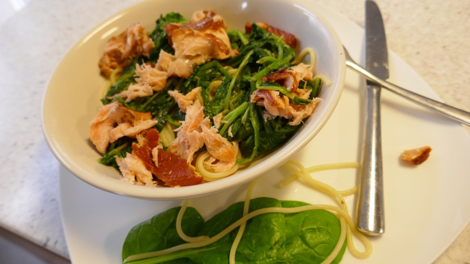 Spaghetti met spinazie, zalm en boursin recept | eetse