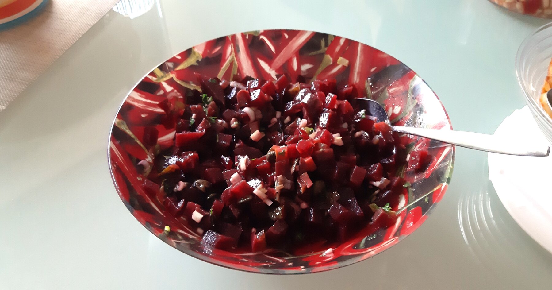 Salade van rode bietjes met uitjes, augurkjes, knoflook en peterselie ...