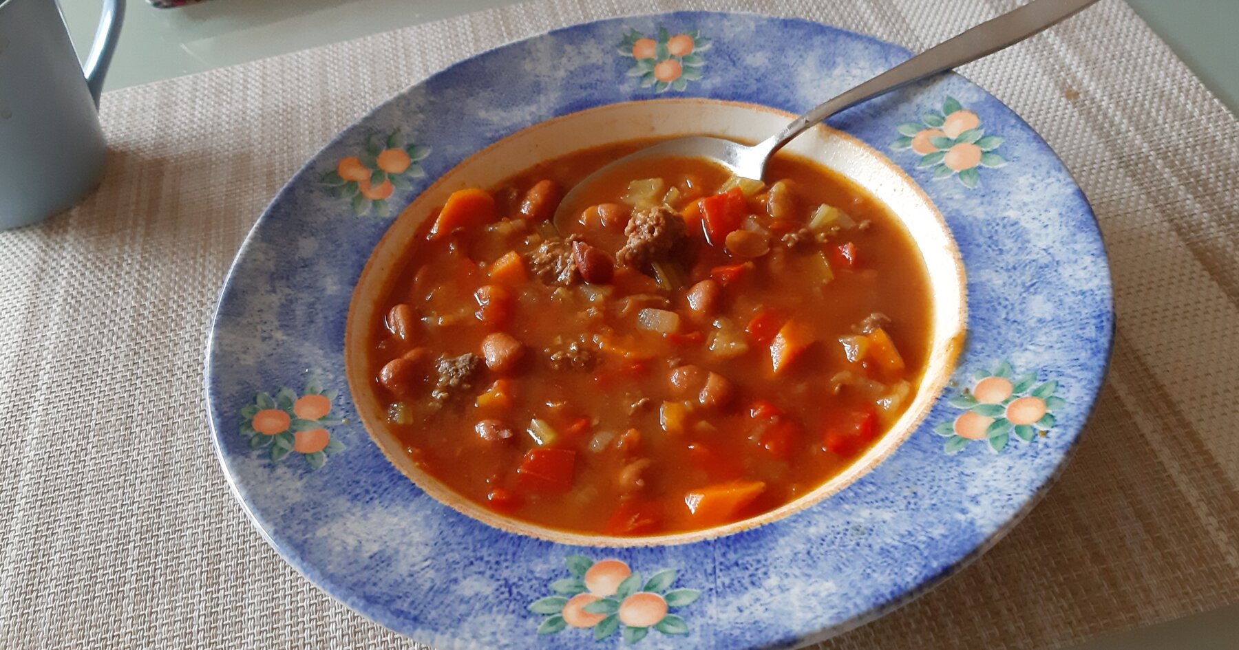 Bruine bonen groentesoep met gehakt recept | eetse
