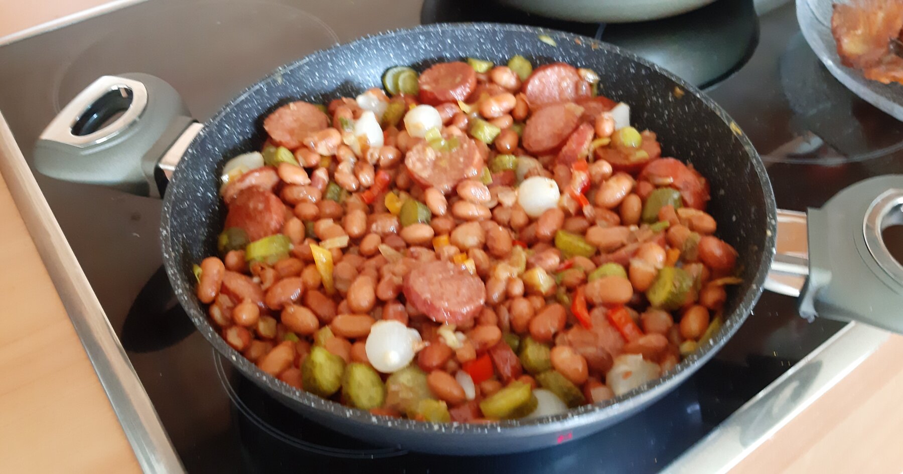 Indische gekruide bruine bonenschotel met rookworst recept | eetse
