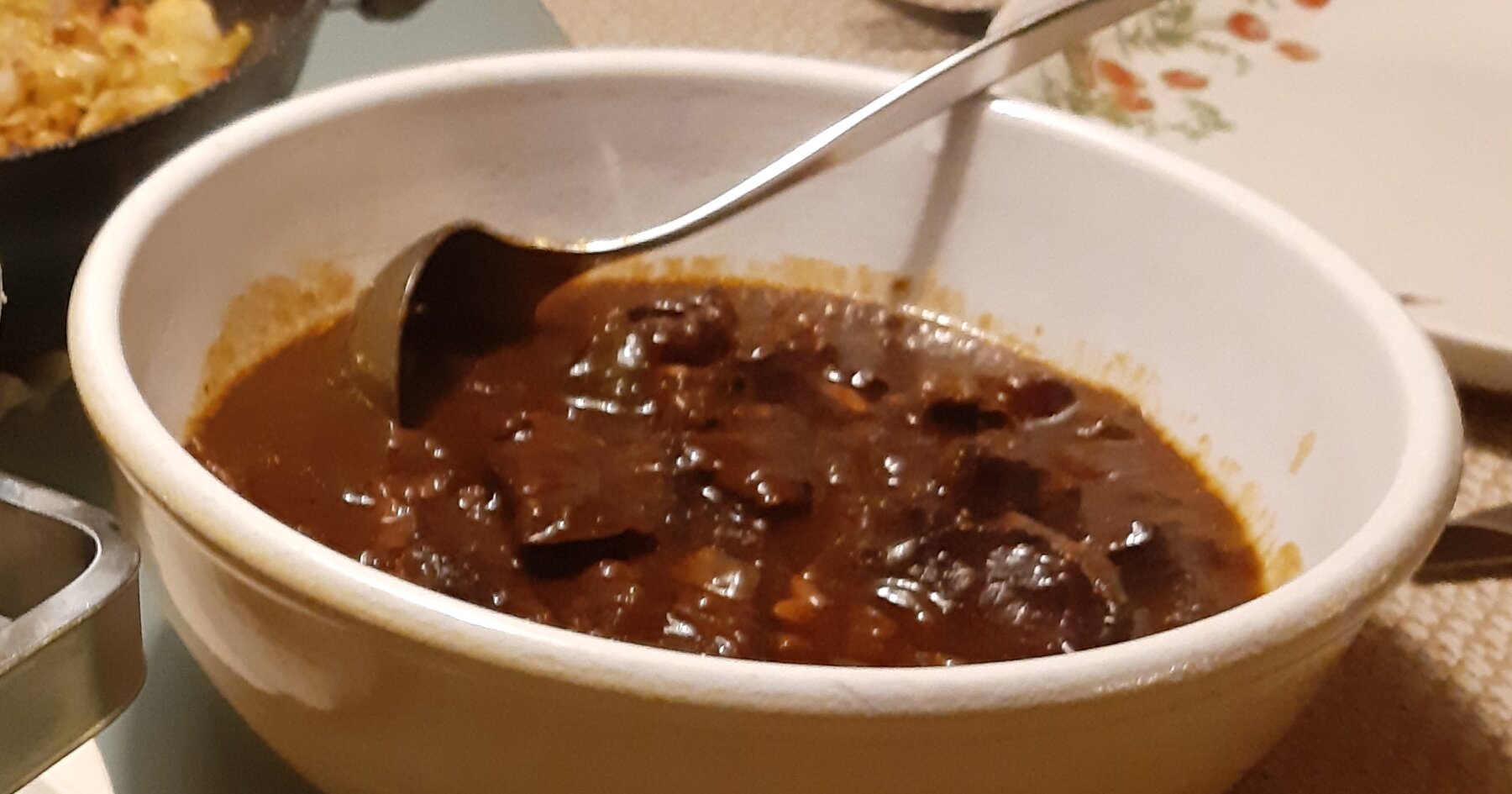 Oud hollandse hachee. Stoofpot van rundvlees en uien uit de slowcooker ...