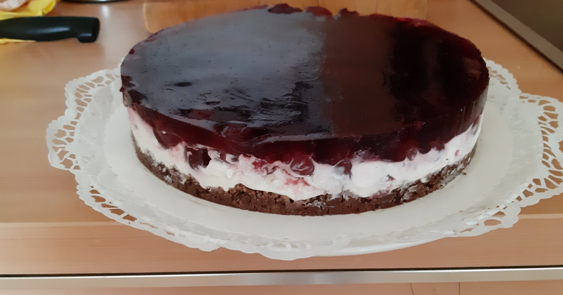 Kersentaart met een bodem van Choco Prince recept | eetse