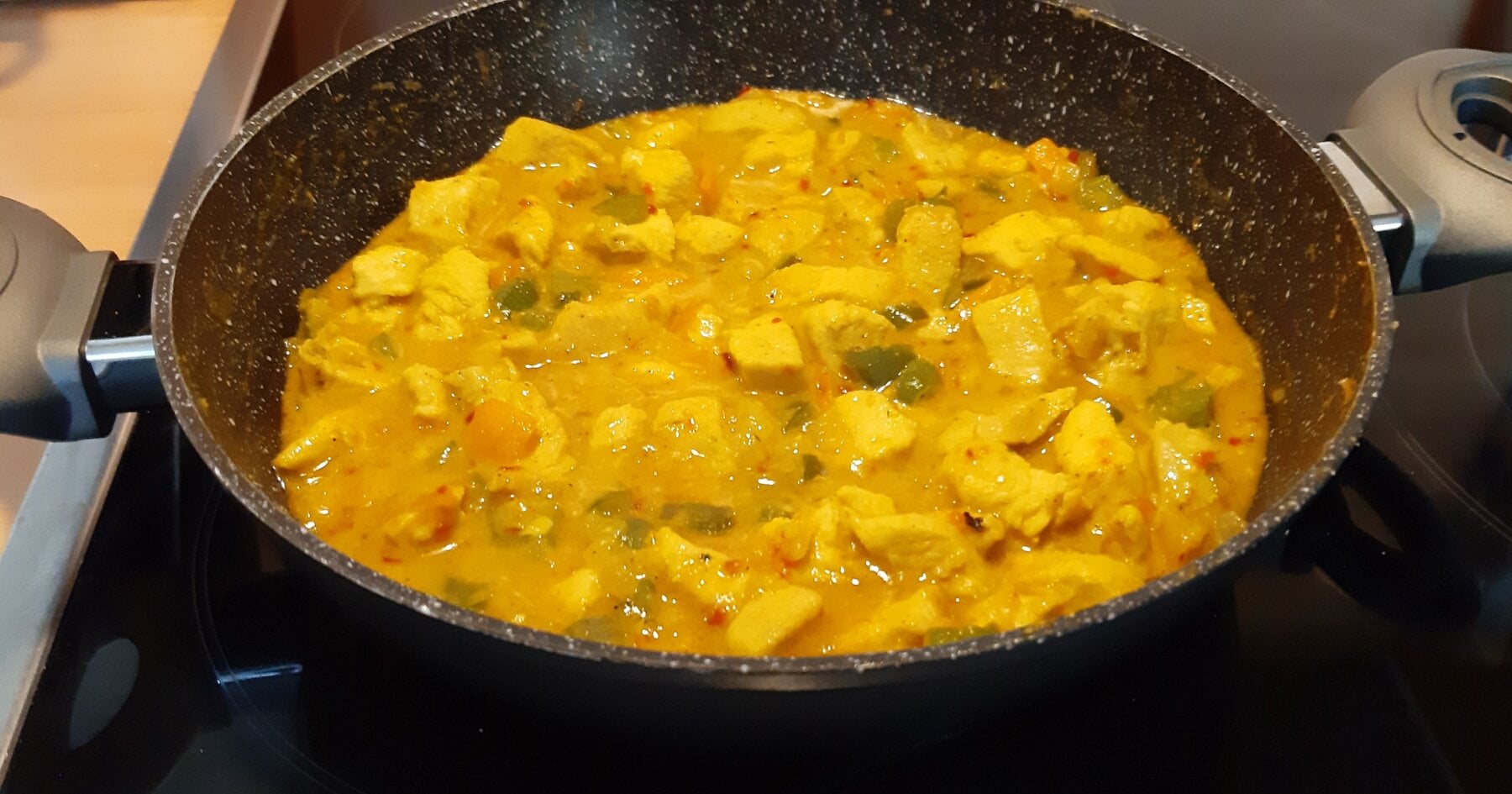 Curry van kipfilet met paprika en mango chutney recept | eetse