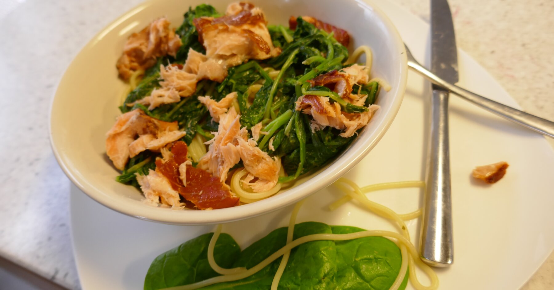 Spaghetti met spinazie, zalm en boursin recept | eetse