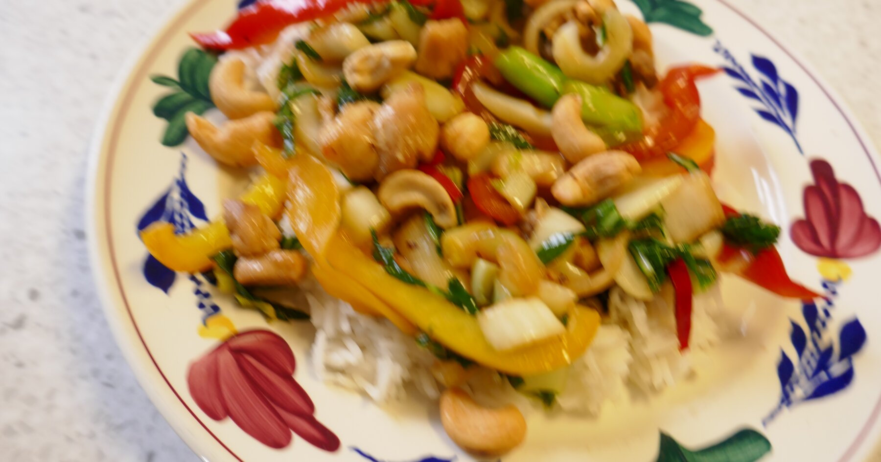 Paprika met paksoi en kip uit de wok recept | eetse