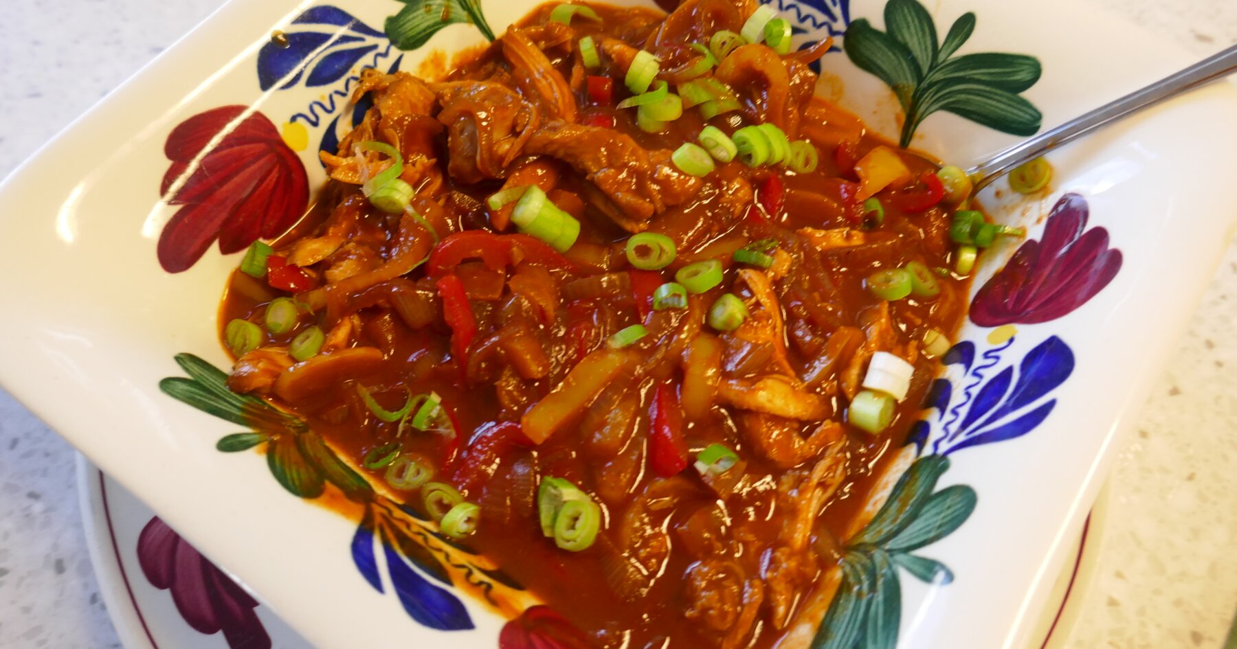 Pulled Kippendij in een Oosterse paprikastoof recept | eetse