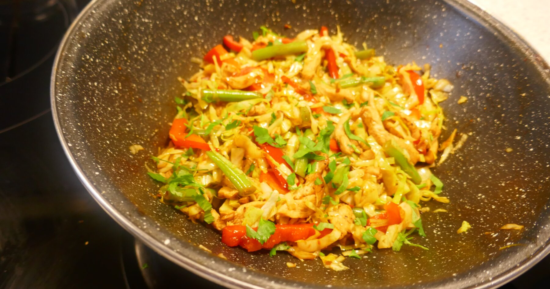 Heerlijke, gezonde wok met kip, spitskool, paprika en sperzieboontjes ...