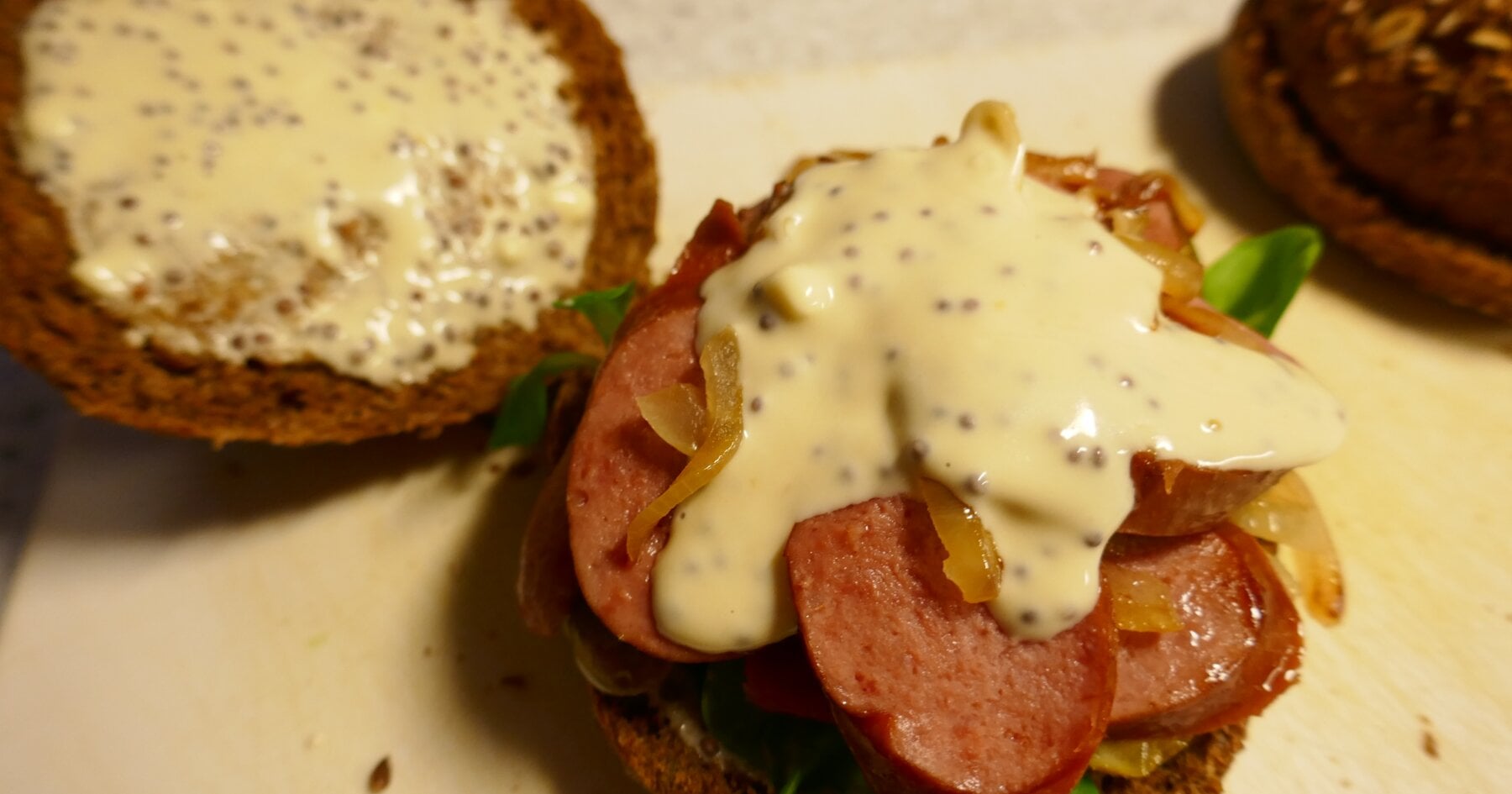 Broodje rookworst met honingmosterdsaus recept | eetse