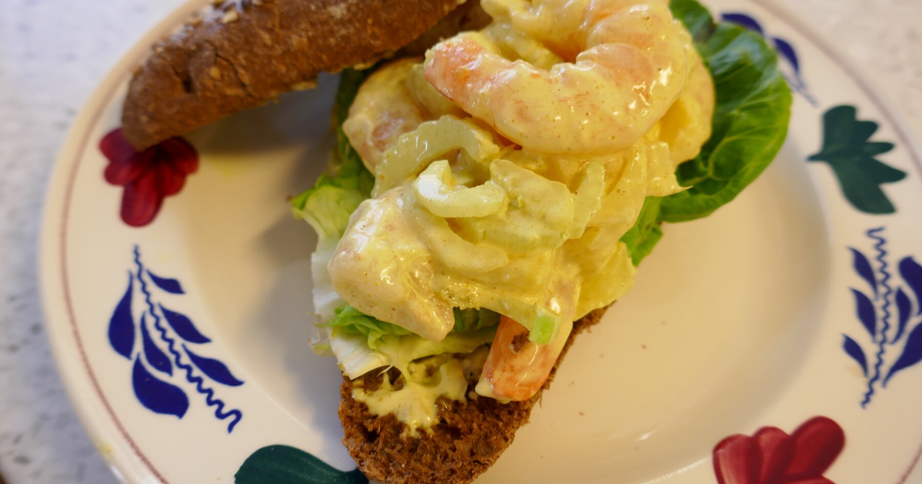 Broodje garnalensalade met kerriemayonaise recept | eetse