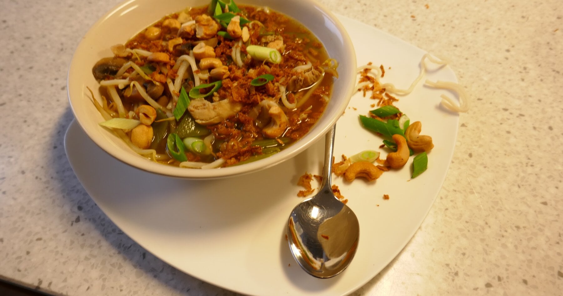 Goed gevulde Oosterse maaltijdsoep recept | eetse