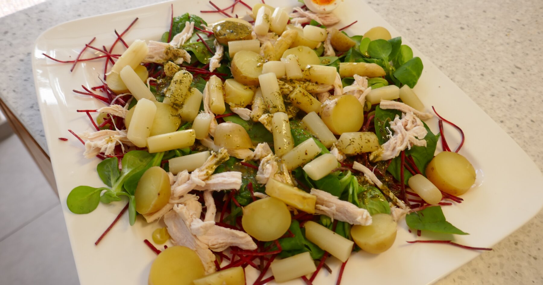 Lauwwarme Lentesalade met kip en asperges recept | eetse