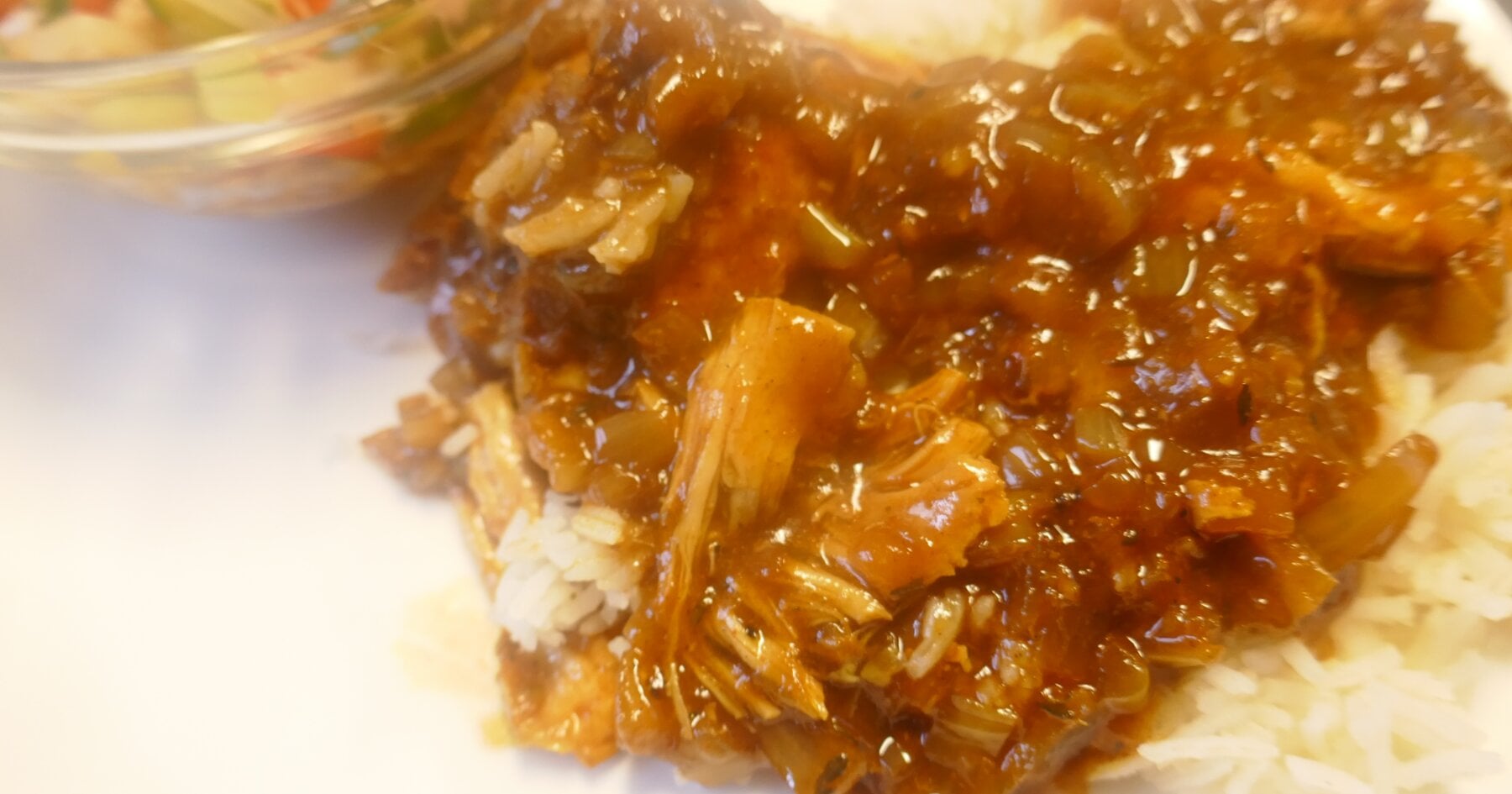 Surinaamse kippendijen uit de slowcooker recept | eetse