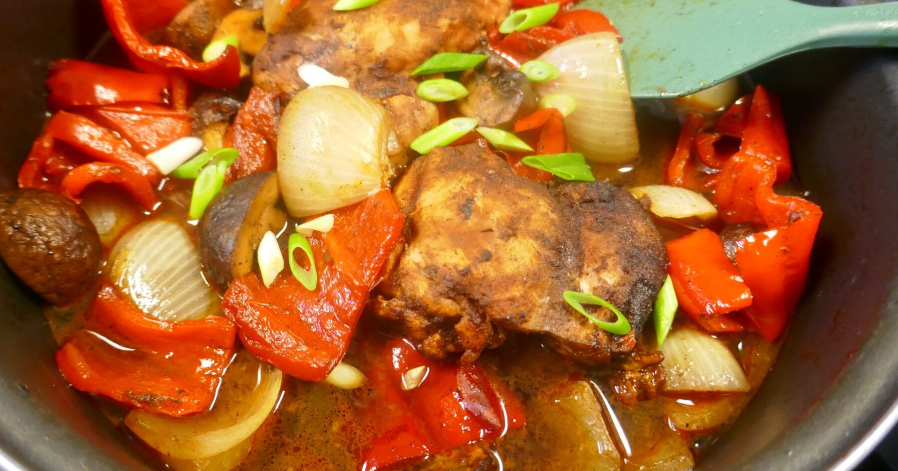 Zoete puntpaprika stoof met kippendij en champignons recept | eetse