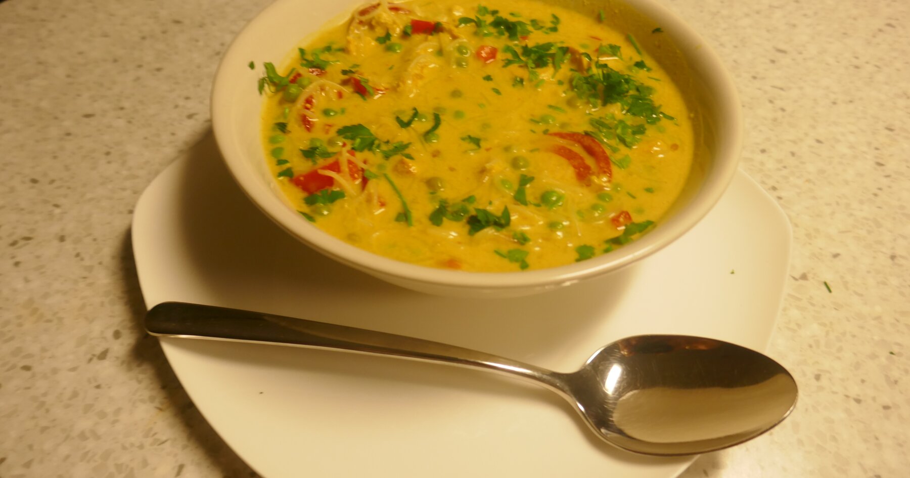 Hartverwarmende kip - kerriesoep uit de slowcooker recept | eetse