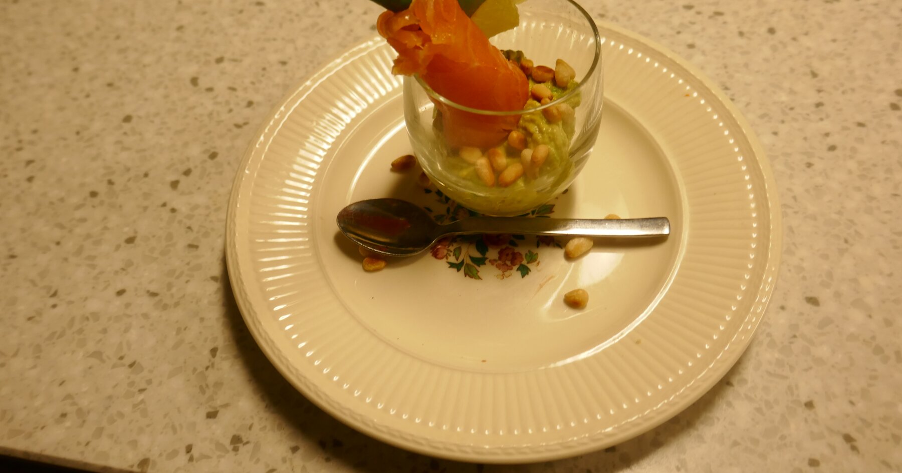 Amuse met aspergetip, avocadomousse en gerookte zalm recept | eetse