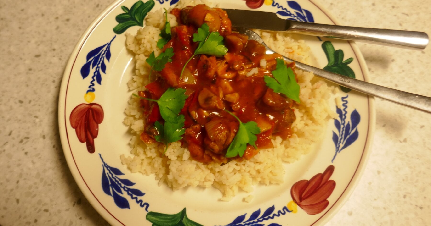 Pure Kippendij goulash uit de slowcooker recept | eetse