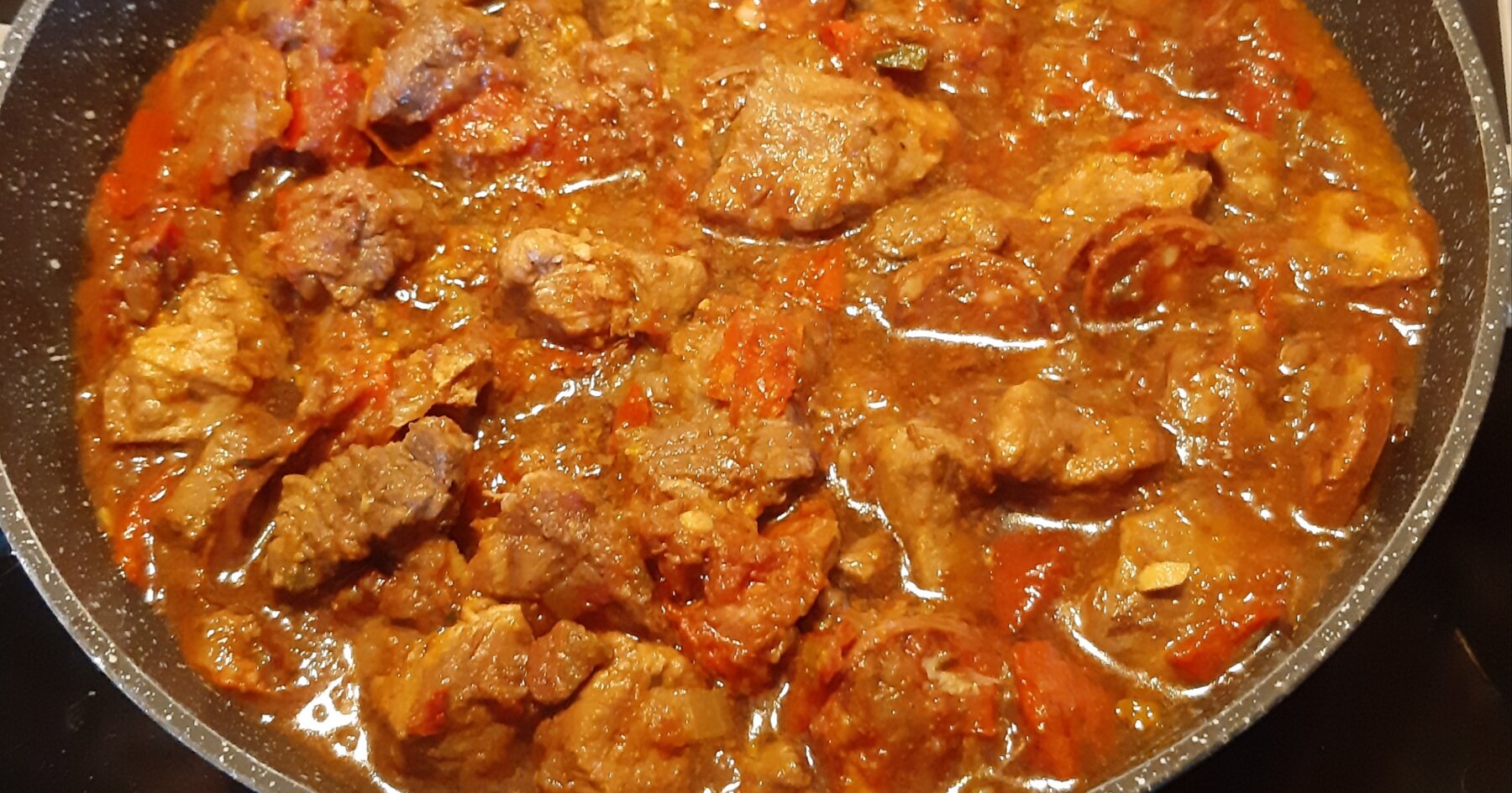 Pittige stoofpot van rundvlees met chorizo en paprika's recept | eetse