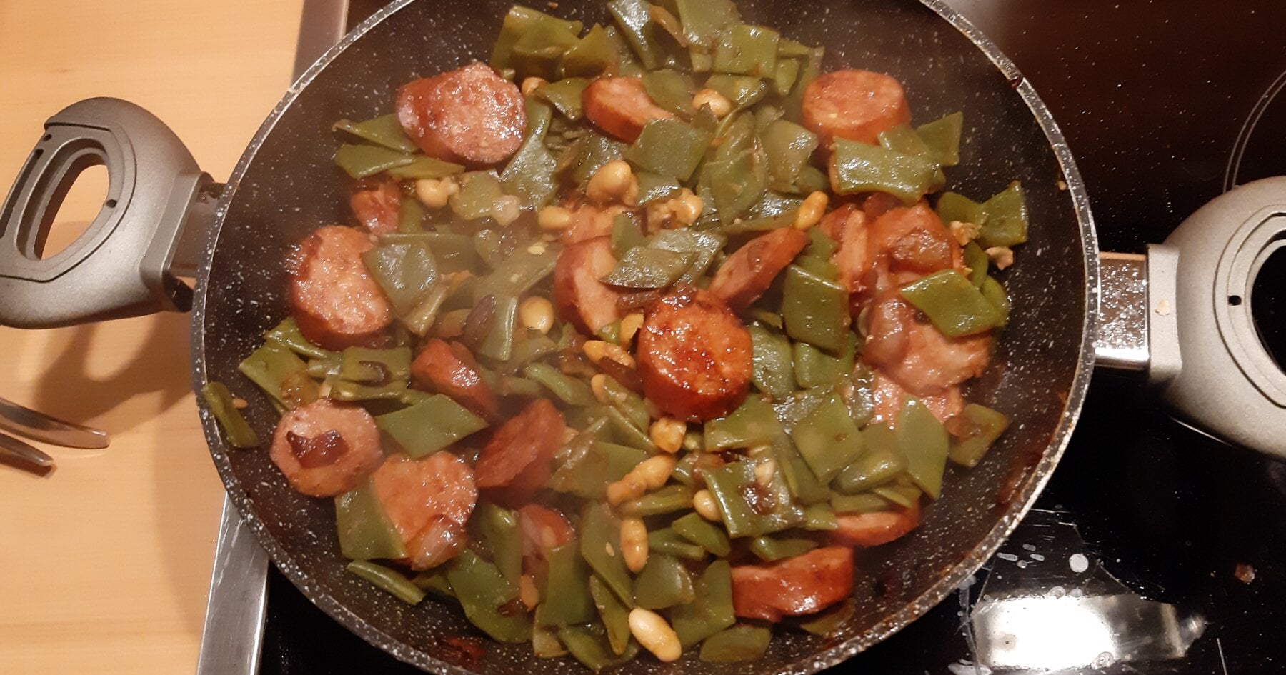 Snijbonen en witte bonen met Indische gebakken rookworst recept | eetse
