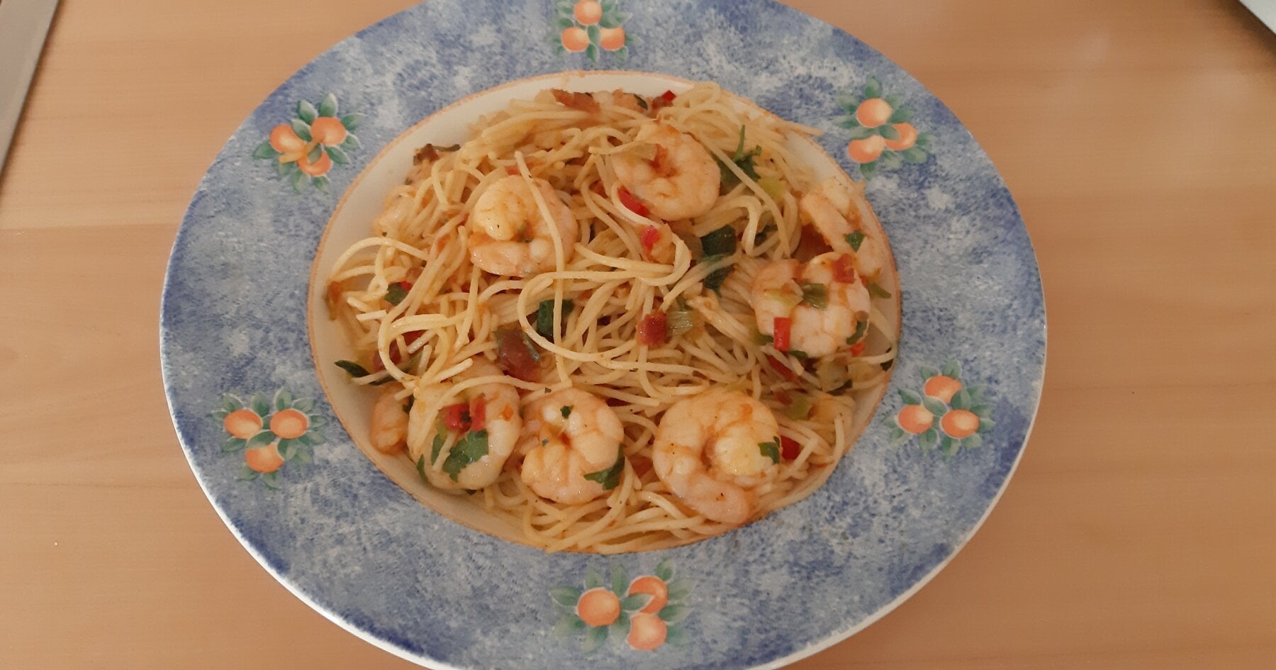 Pittige spaghetti met grote garnalen, knoflook en gedroogde ...