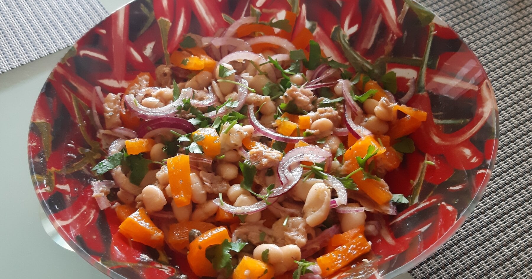 Salade van witte bonen met tonijn, paprika en rode ui recept | eetse